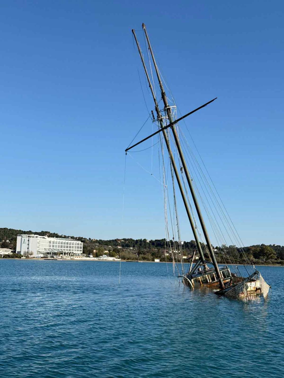 Εγκαταλελειμμένο ιστιοφόρο στο Πορτοχέλι: Περιβαλλοντικός κίνδυνος και ...