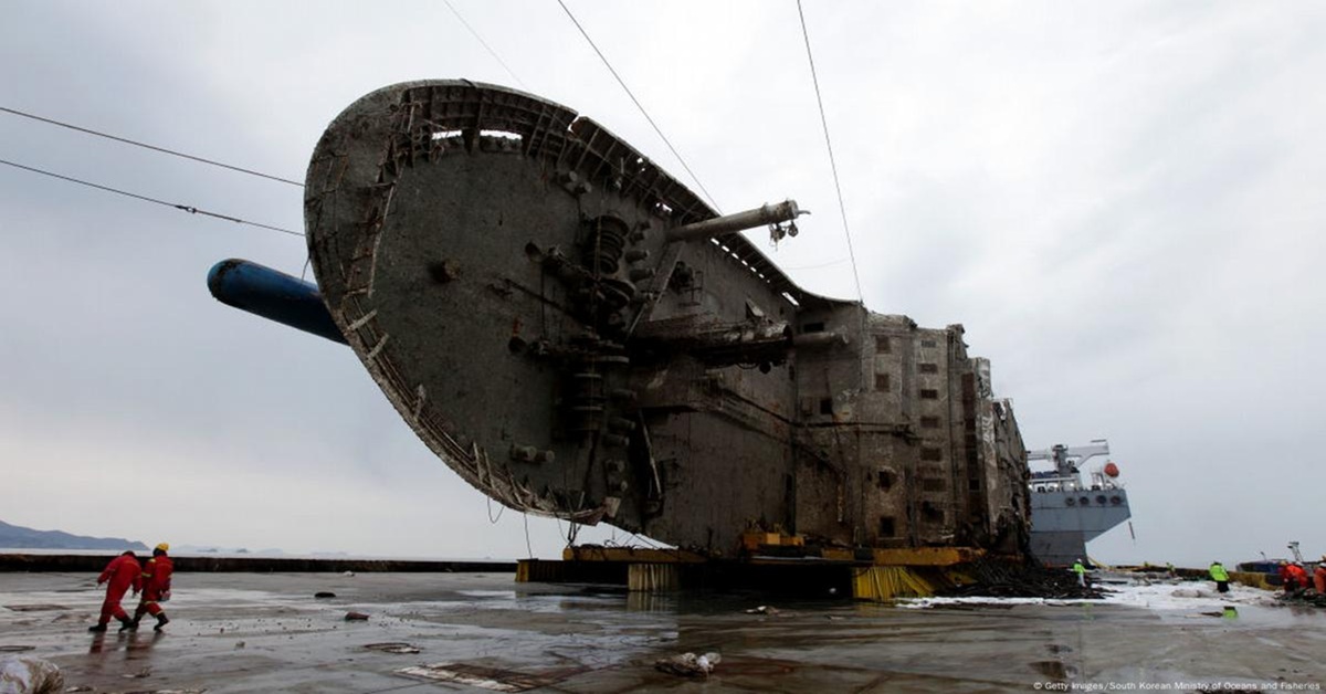 Ανέλκυση του πλοίου Sewol: Η συγκλονιστική επιχείρηση της τραγωδίας (video)